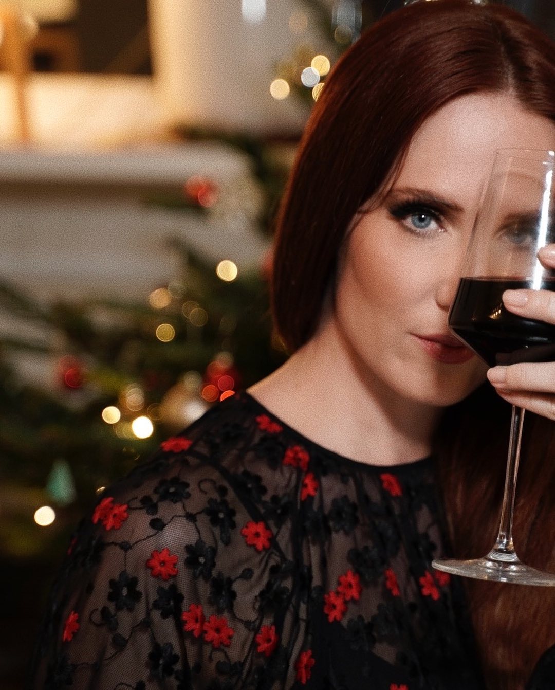 Kerstmedley van Simone Simons en Oliver Palotai | Metalfan.nl
